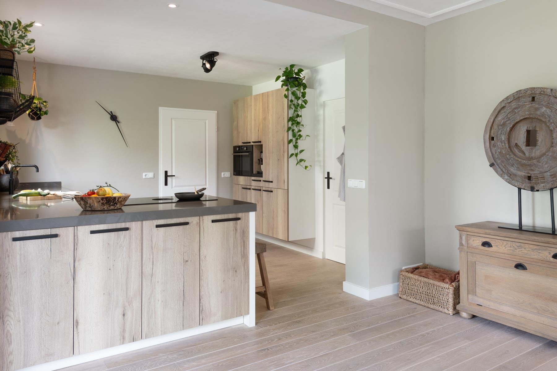 Ruimtelijke Houten Keuken | Verkoelen Keukens