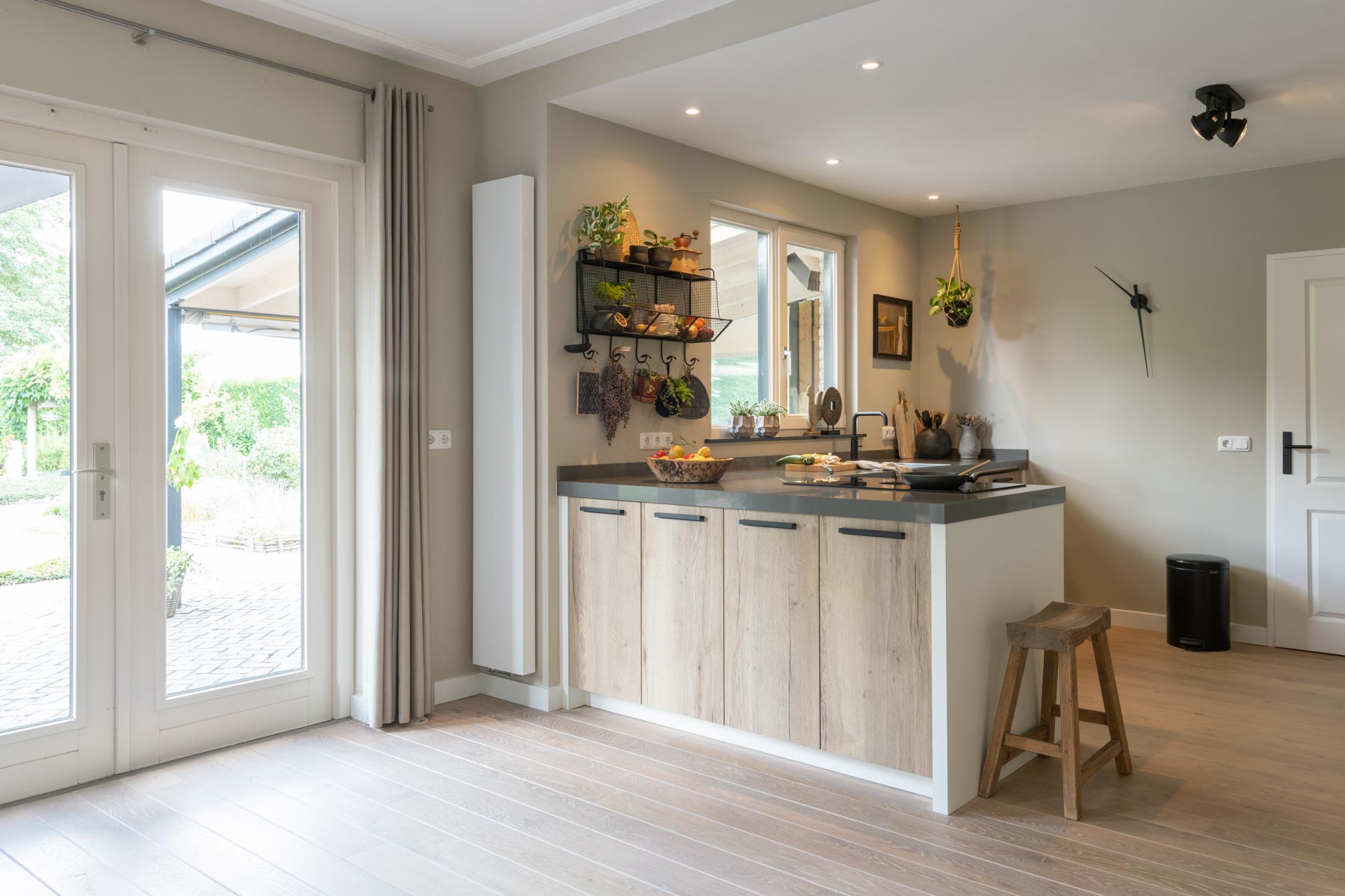 Ruimtelijke Houten Keuken | Verkoelen Keukens